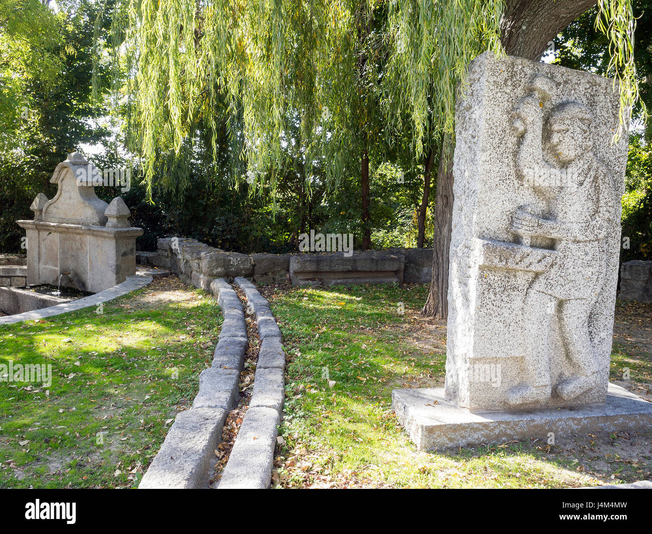 Monumento al cantero y Fuente del caño viejo en Zarzalejo, Madrid ...