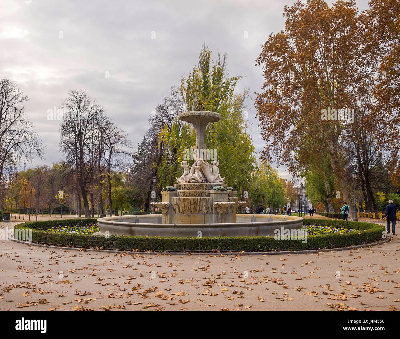Fuente en el parque de El Retiro de la ciudad de Madrid, España Stock ...