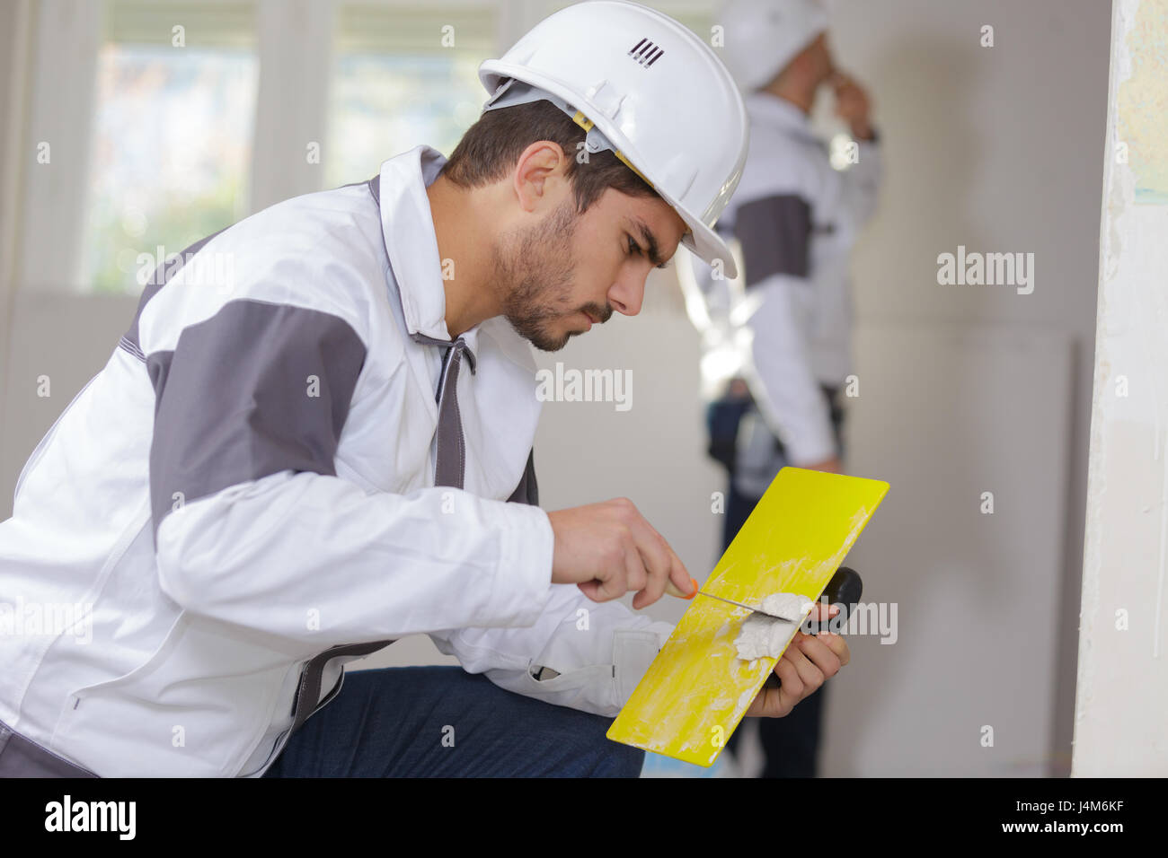 builder preparing a trowel Stock Photo - Alamy