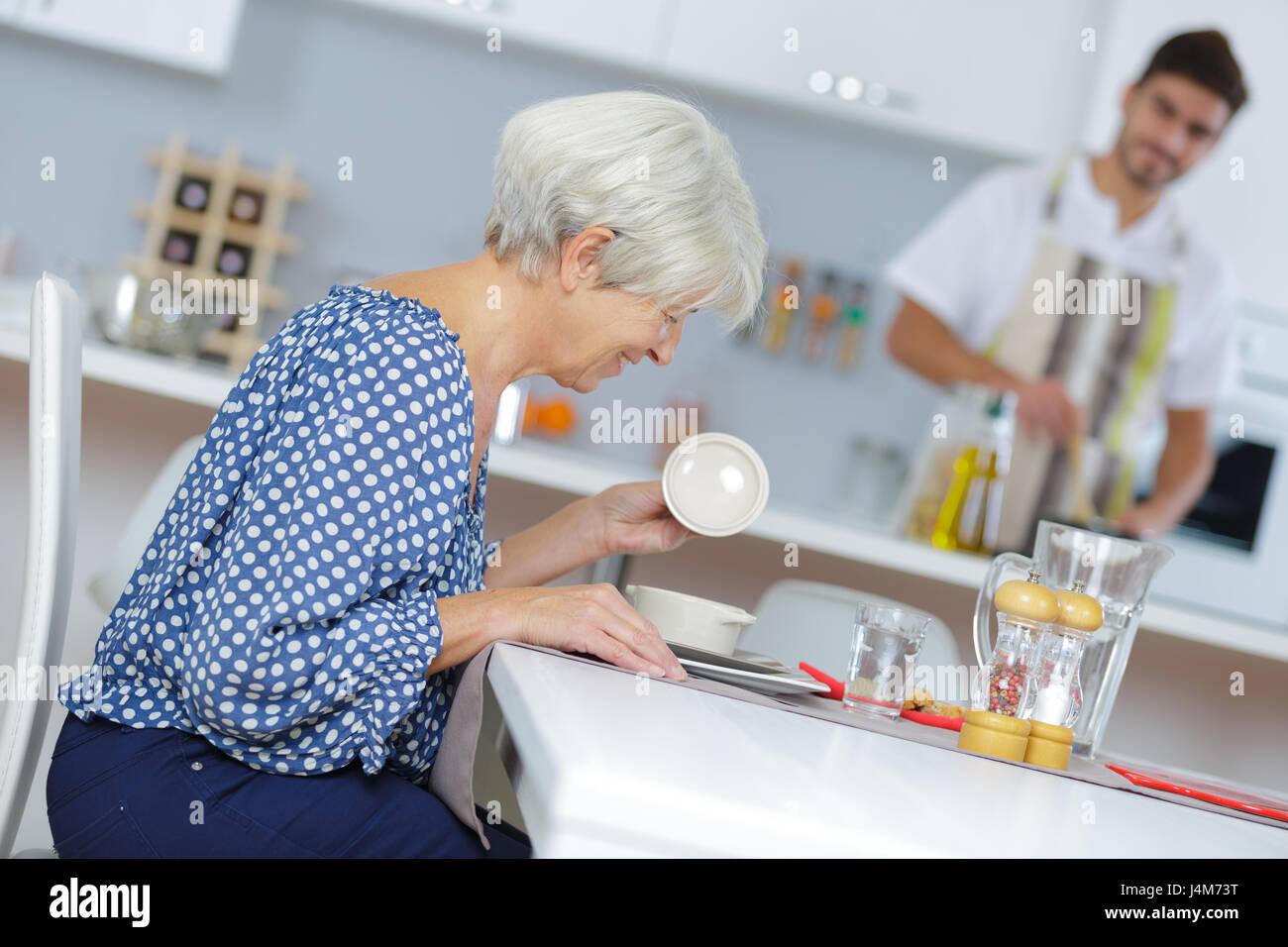 Family sat at table hi-res stock photography and images - Alamy