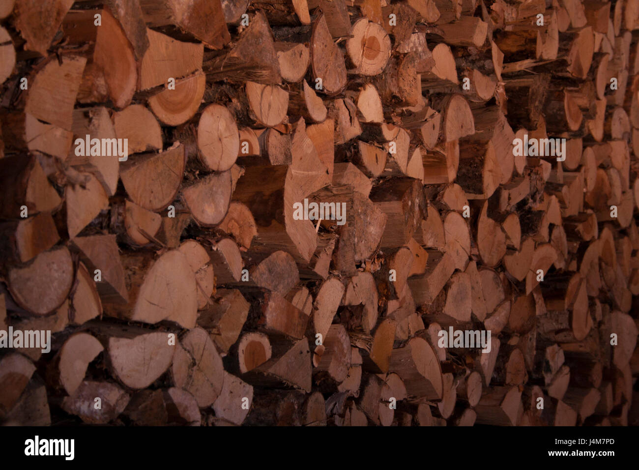 chopped wood stacked Stock Photo - Alamy