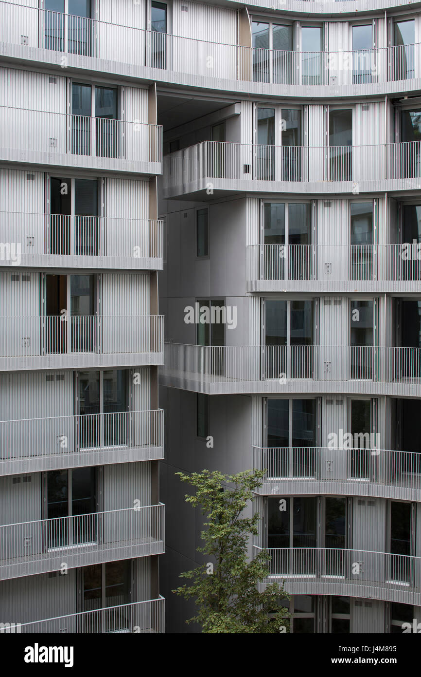 Circulation gap between building facade. Housing Building, Quai Henri ...