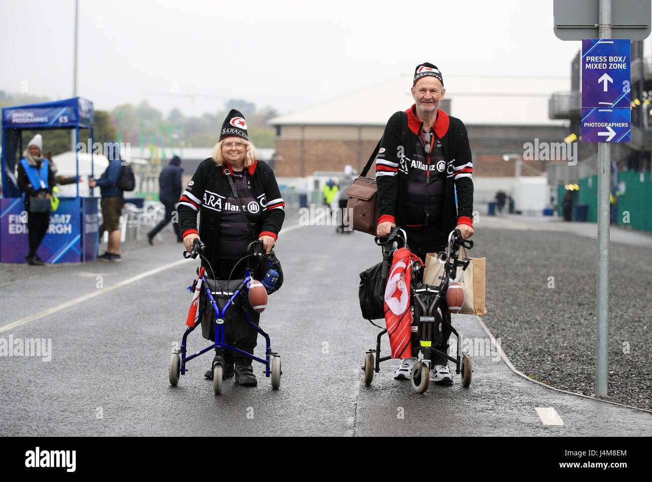 Saracens fans arrive hi-res stock photography and images - Alamy