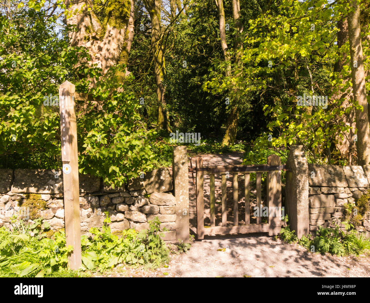 Wooden gate entrance hi-res stock photography and images - Alamy