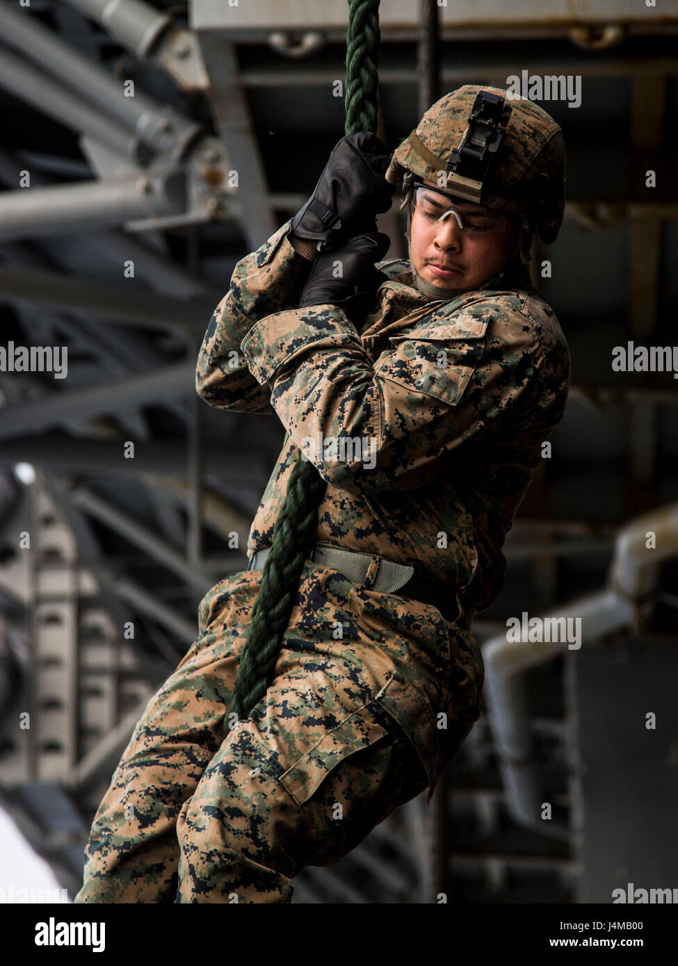 Marines conduct helicopter rope suspension technique (HRST) training ...