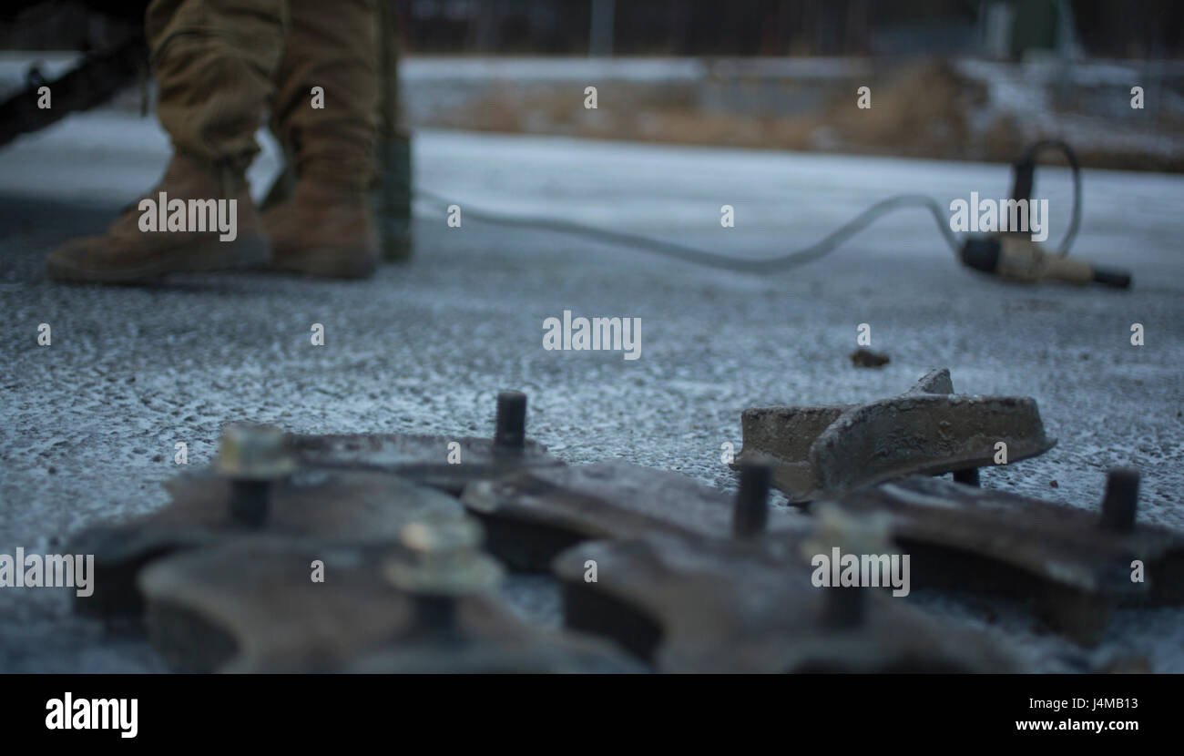 U.S. Marines install cleats on M1A1 Abrams tanks in Setermoen, Norway ...