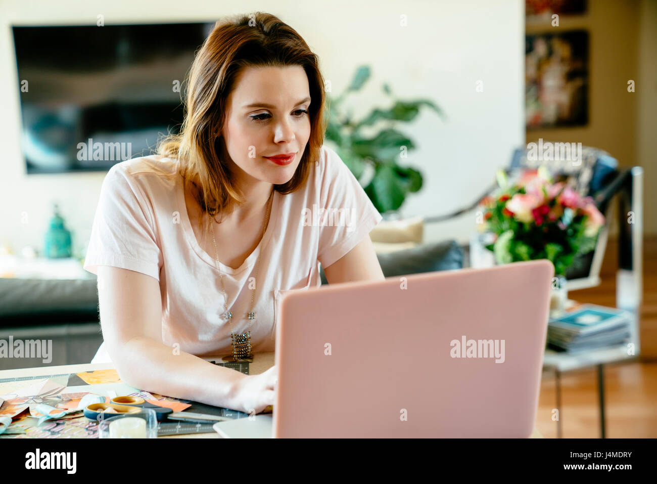 Woman sitting table laptop hi-res stock photography and images - Alamy