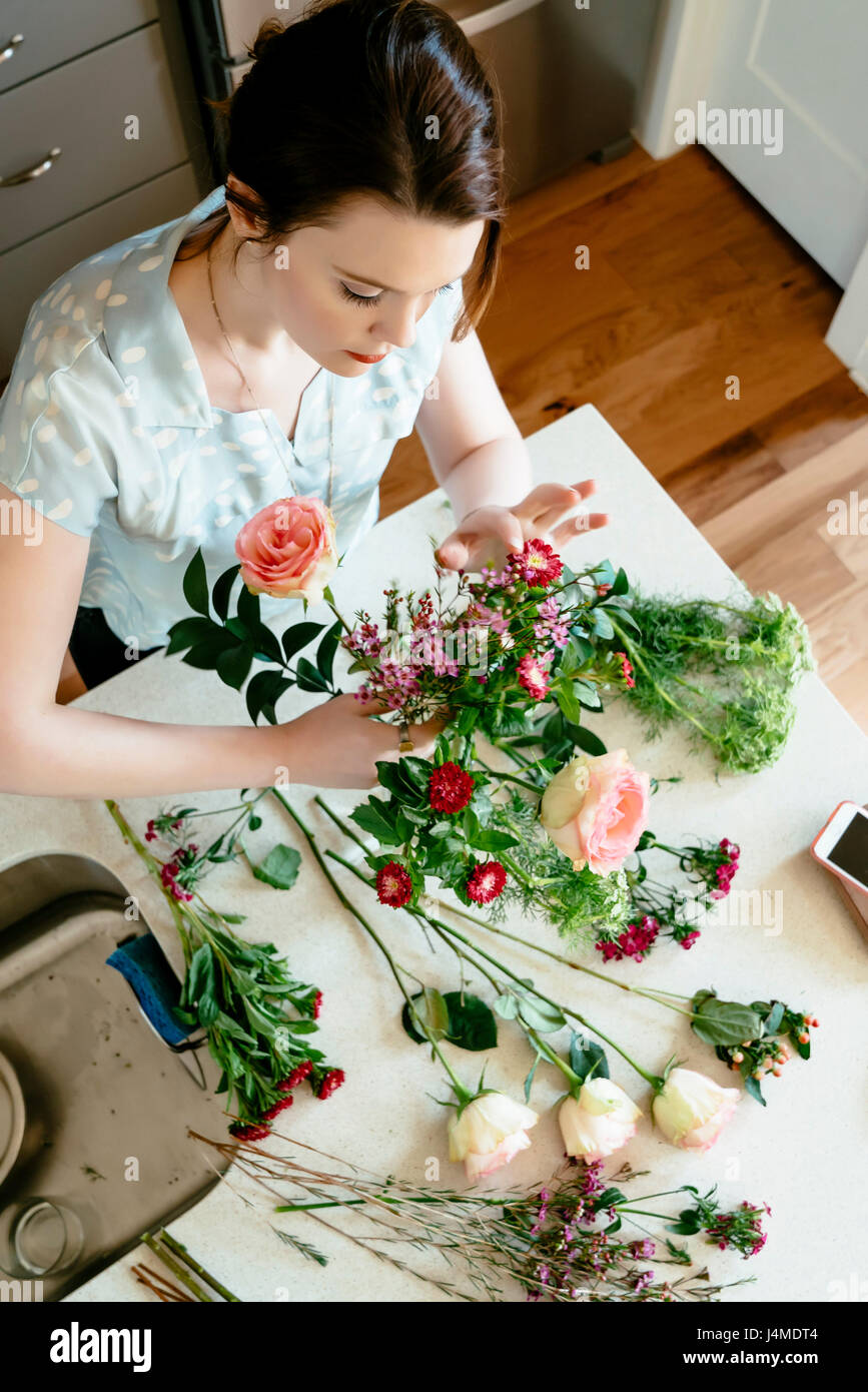 Arranging flower hi-res stock photography and images - Alamy