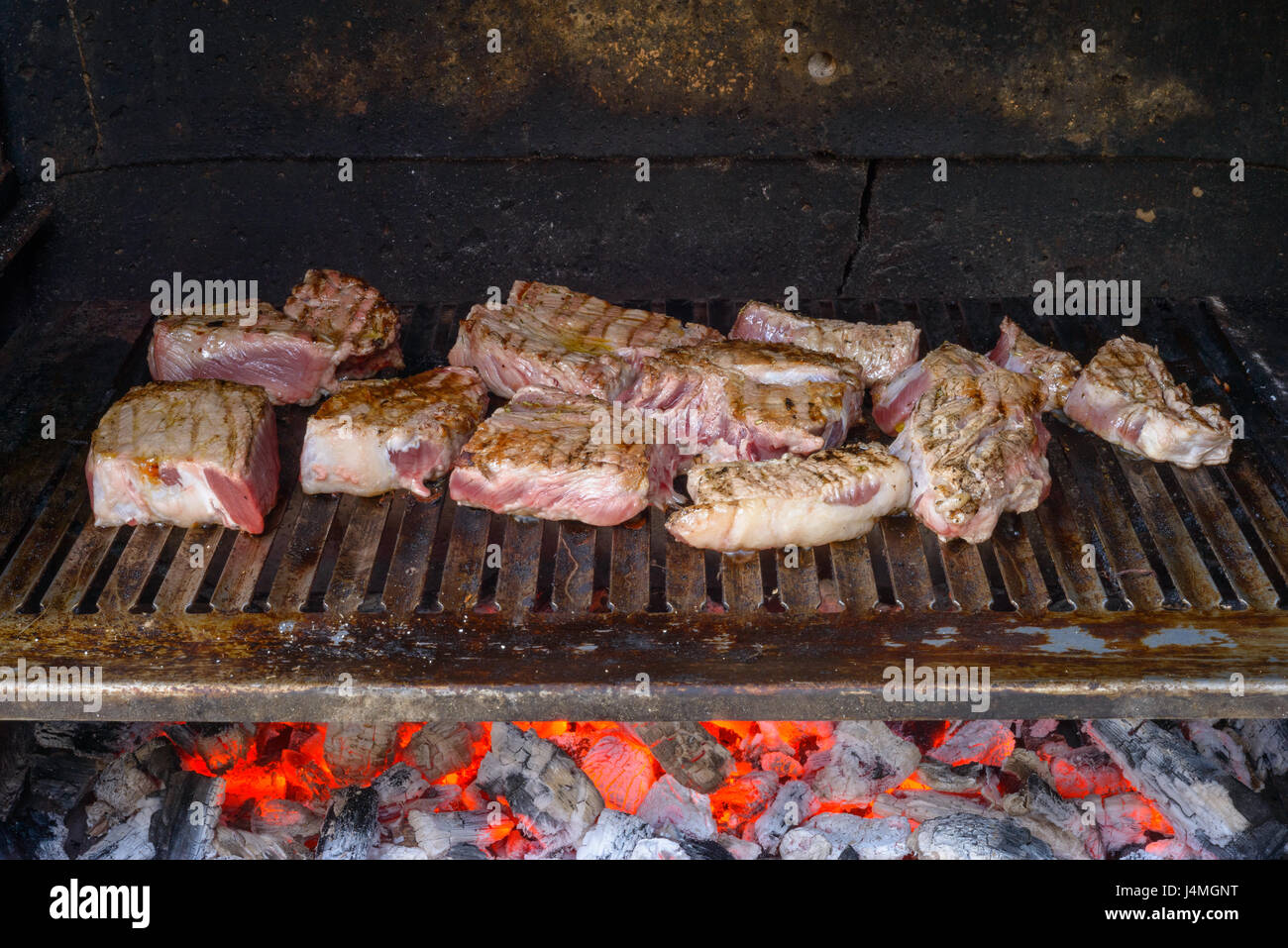 Many piece of beef meat grilling on a barbecue Stock Photo - Alamy