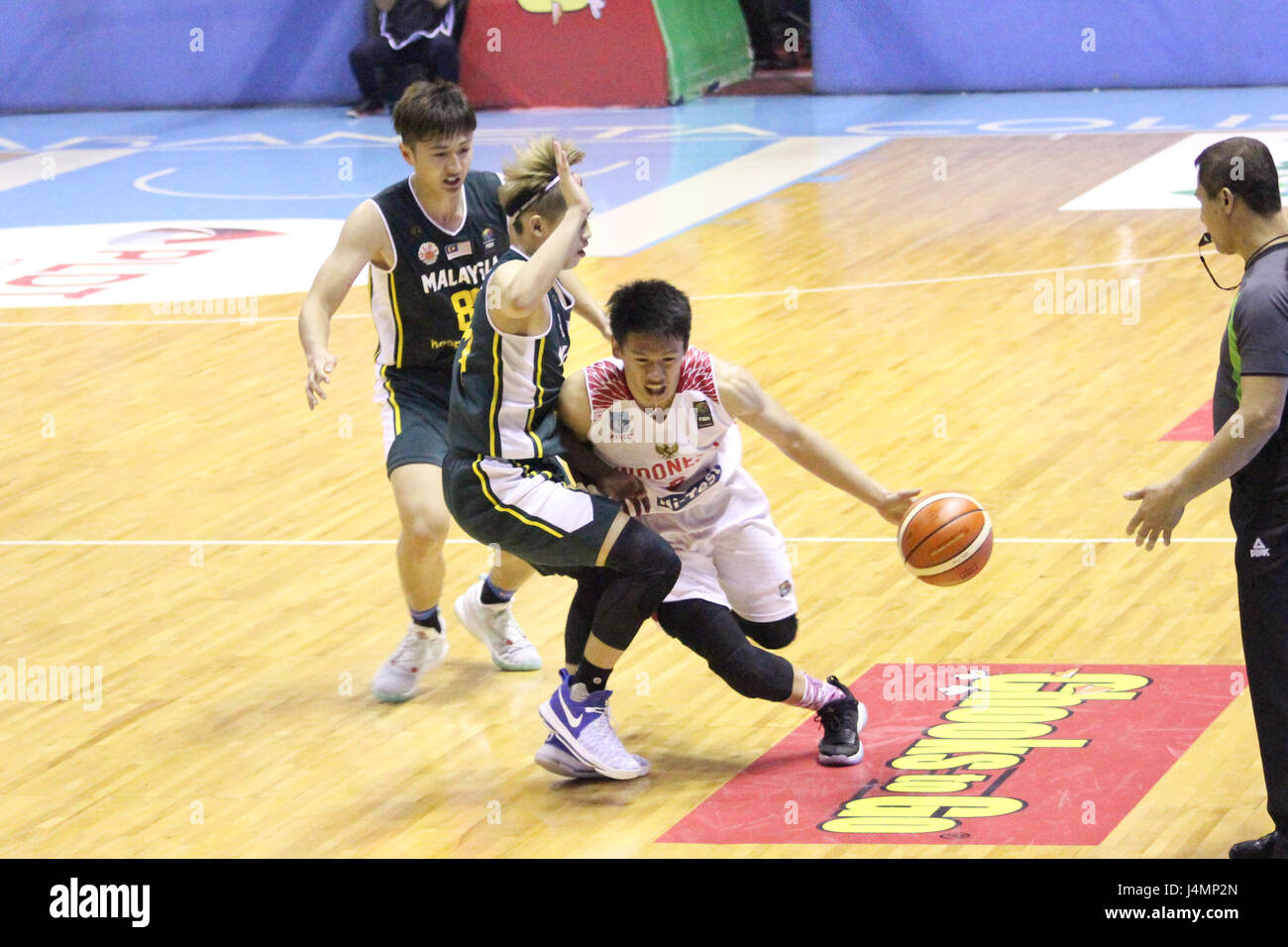 Choo Wei Hong (8) and Heng Yee Tong (24) of Malaysia try to trap ...
