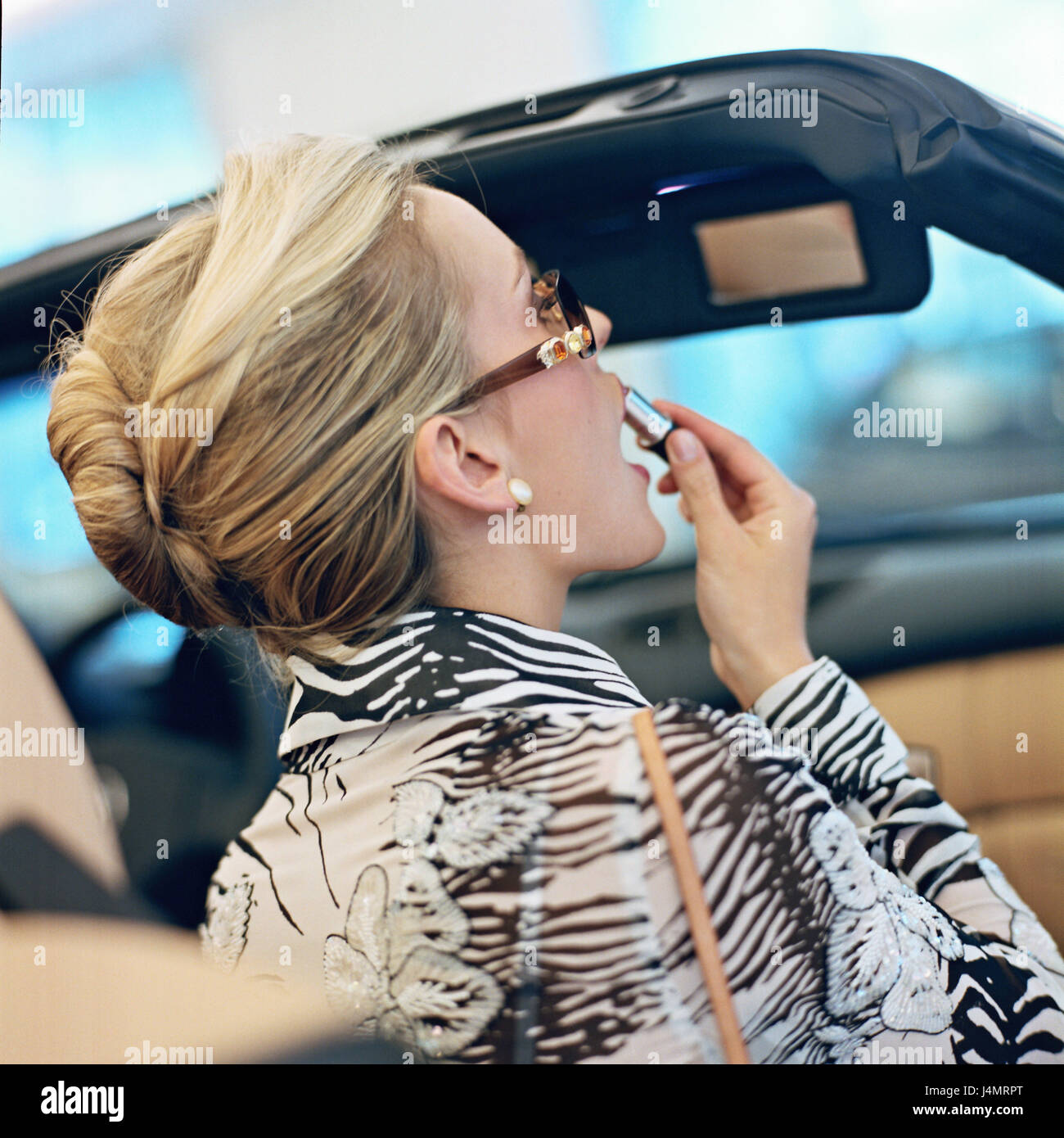 Convertible, vanity mirror, Beifahrerin, lips, make up, back view ...