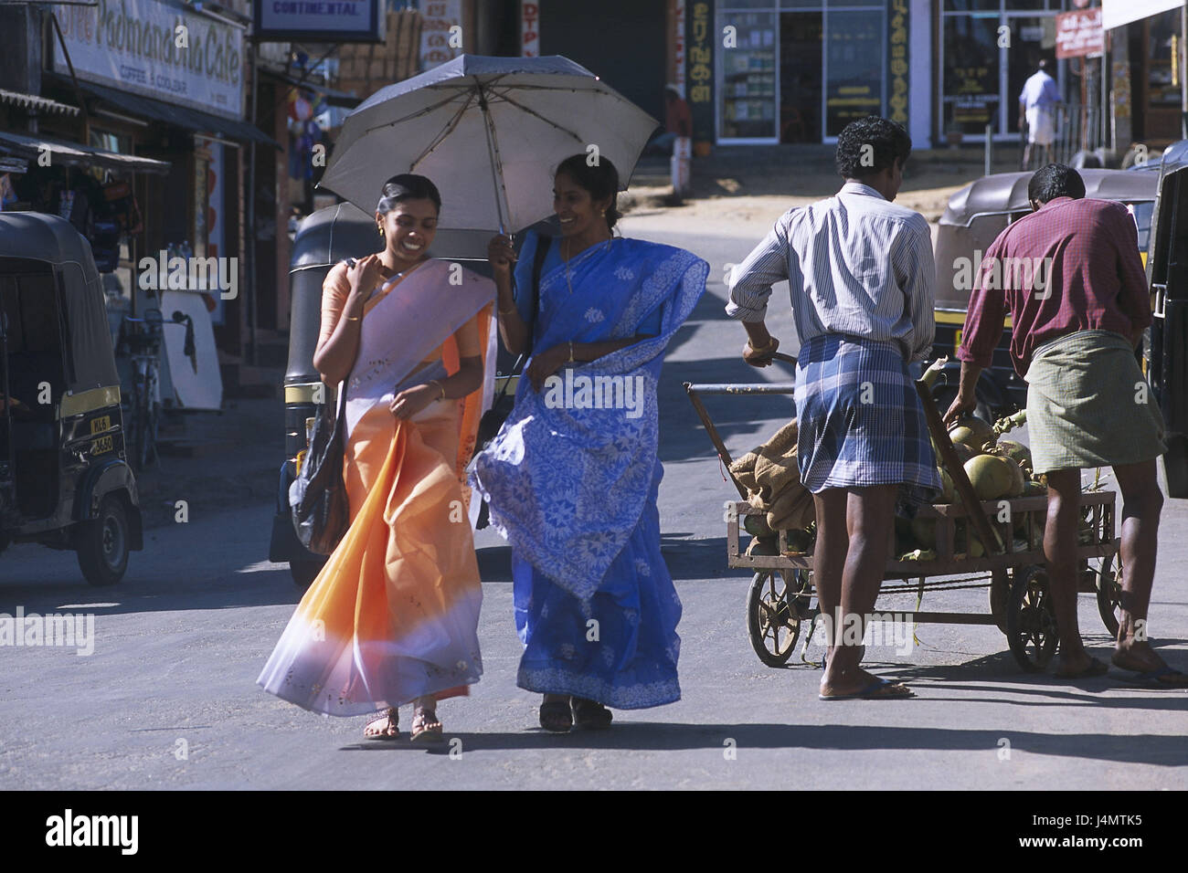 Indian women in the street hi-res stock photography and images - Alamy
