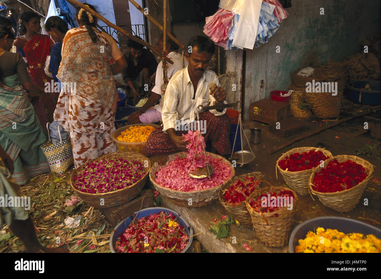 India, Tamil Nadu, Madras, market of the flowers, sellers, blossoms ...