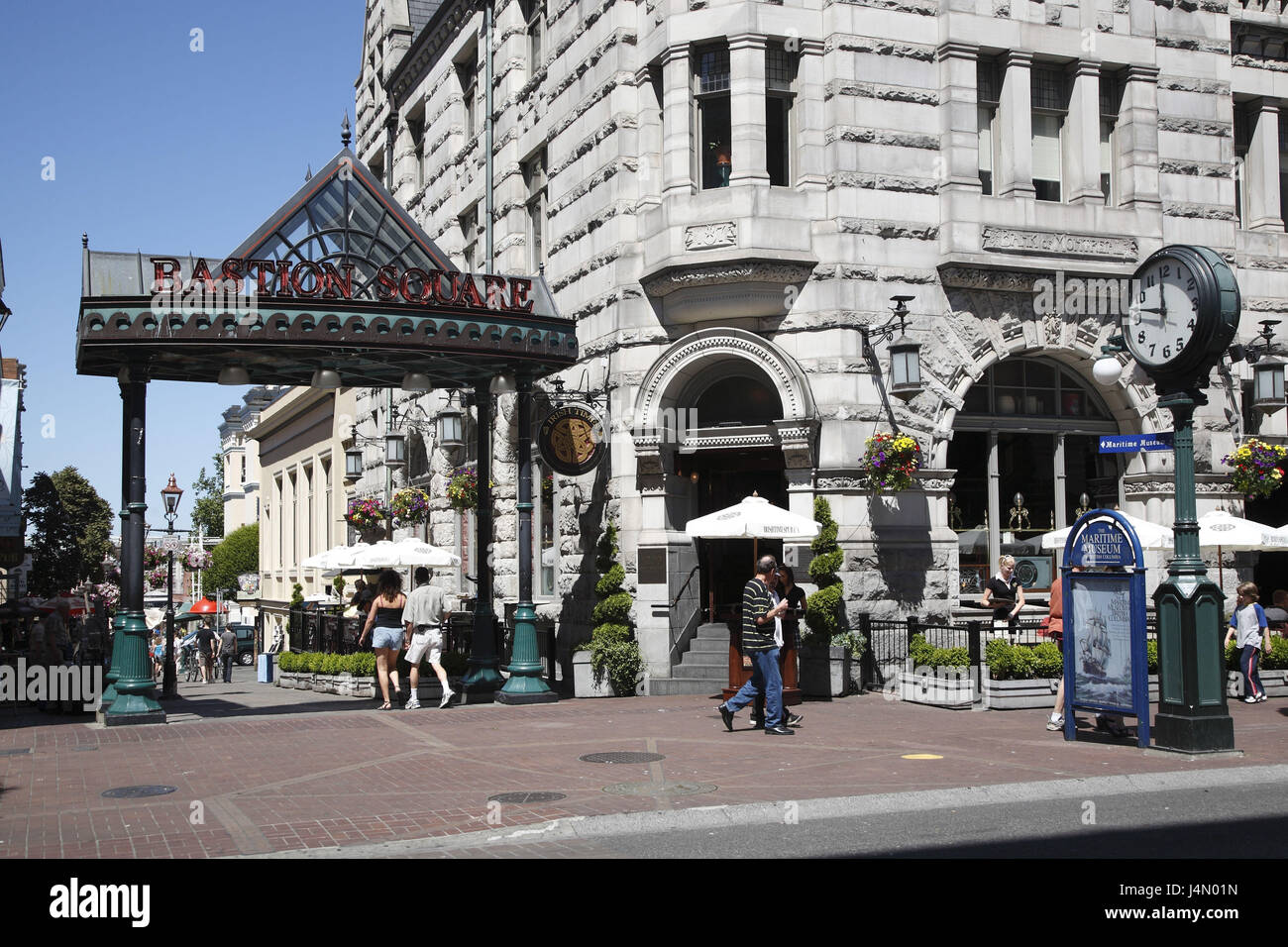 Victoria canada shopping street hi-res stock photography and images - Alamy