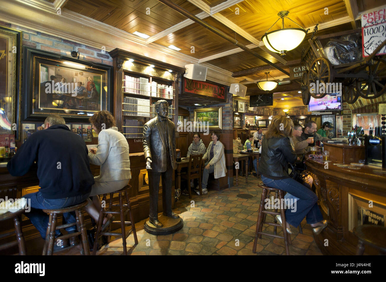 Bar inside temple pub hi-res stock photography and images - Alamy