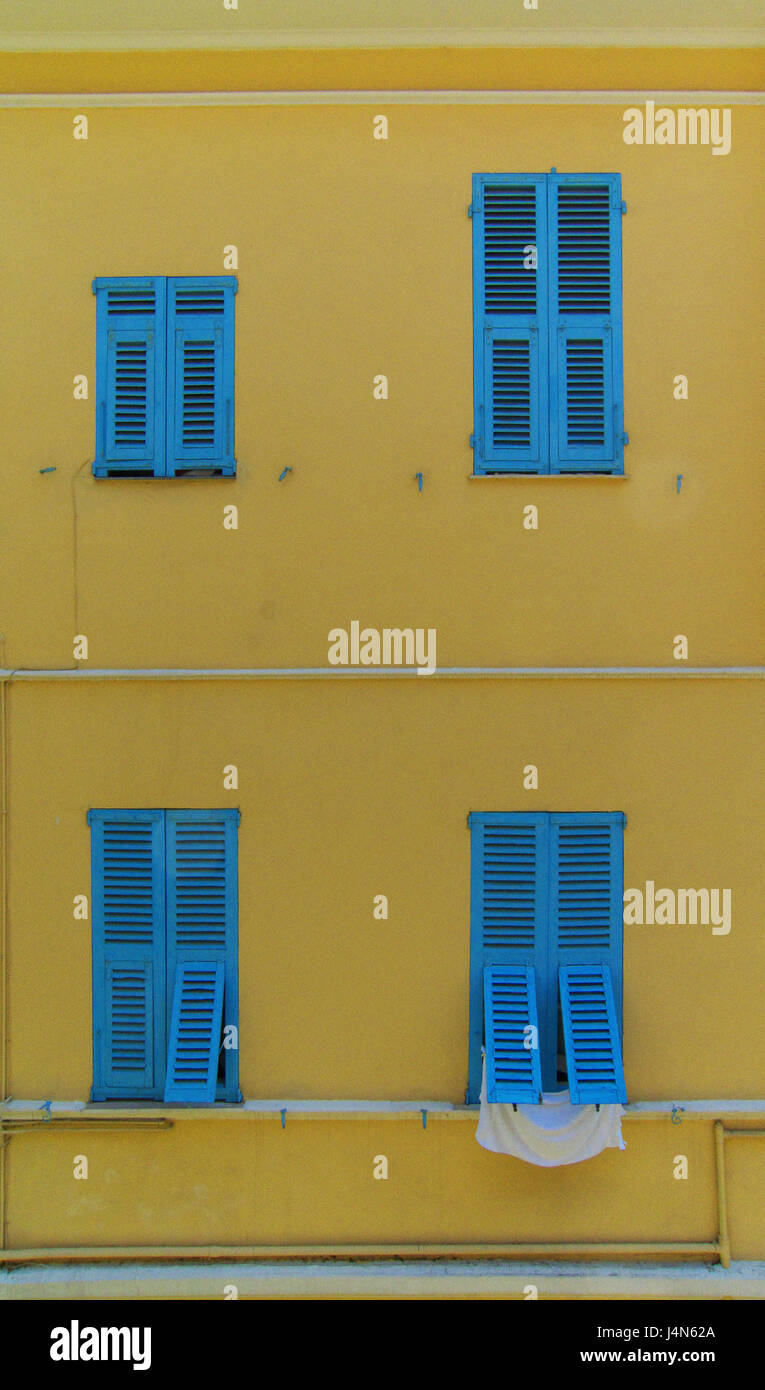 Yellow house with shutters hi-res stock photography and images - Alamy