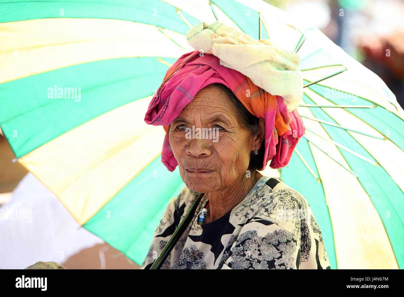 Poor senior citizens hi-res stock photography and images - Alamy