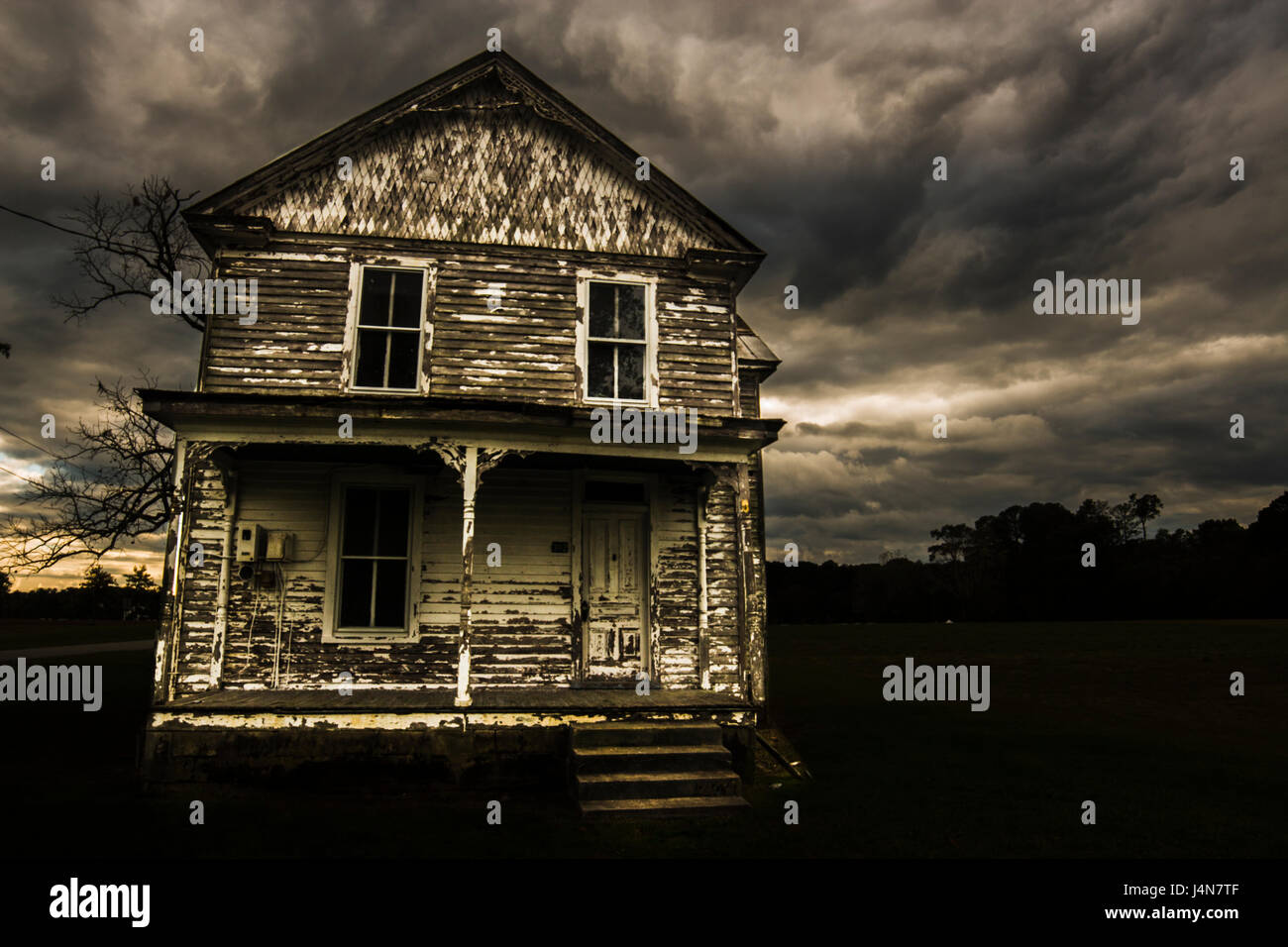 Spooky scene haunted house hi-res stock photography and images - Alamy