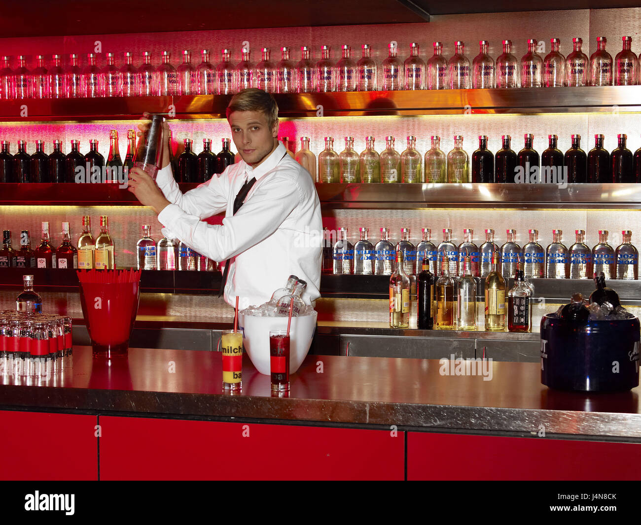 Cocktail bar, barman Stock Photo - Alamy