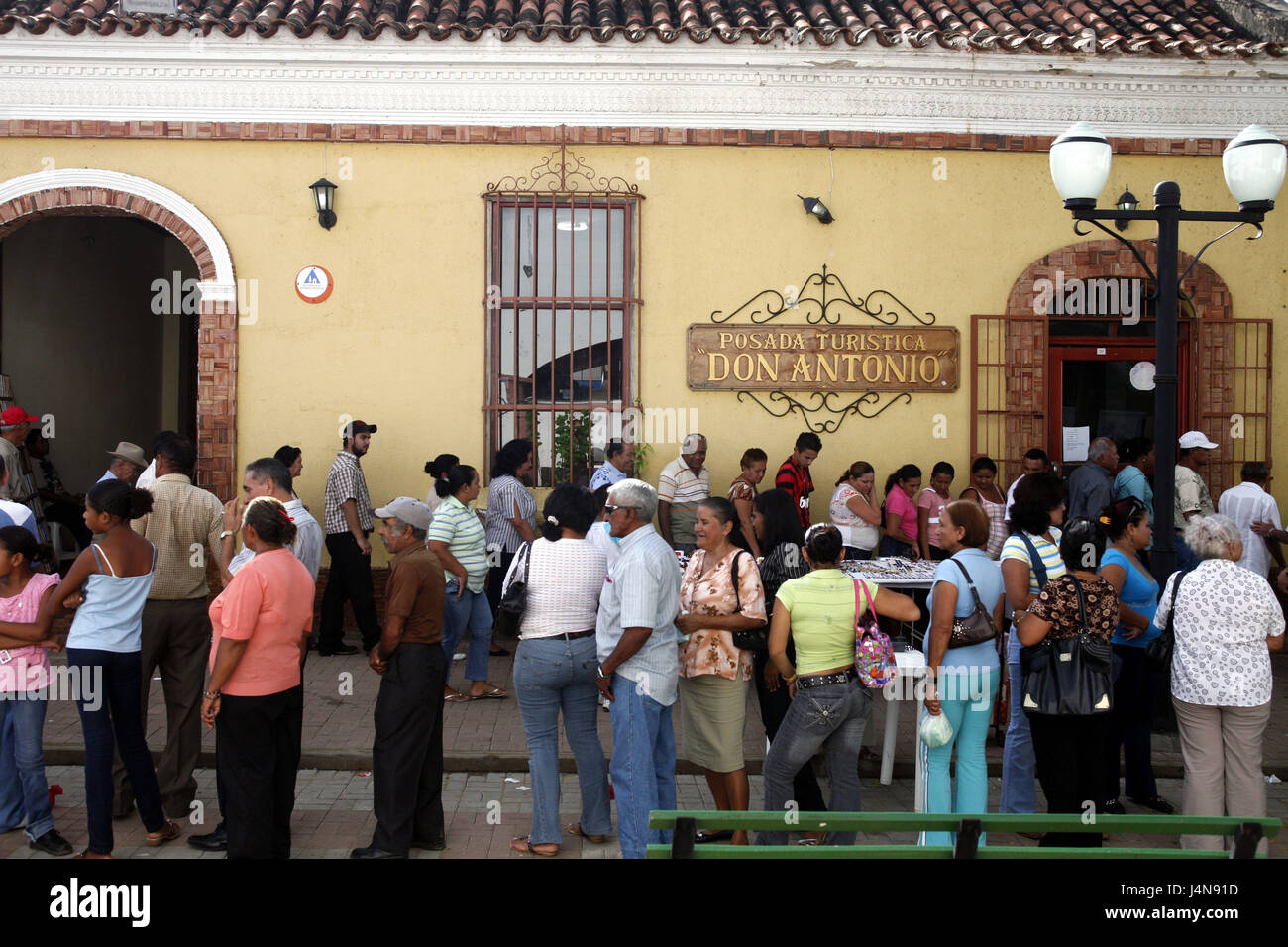 Crowd people in restaurant hi-res stock photography and images - Alamy