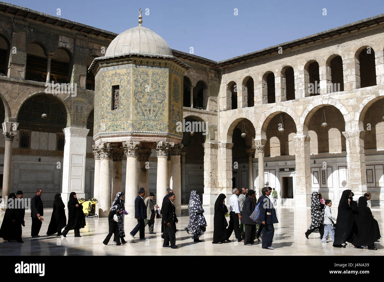 Syria, Damascus, Old Town, Umayyad mosque, inner courtyard, passer-by ...