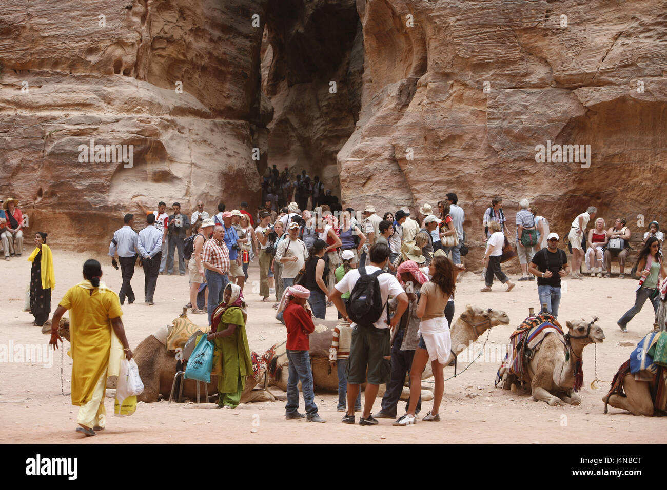 Middle east crowd hi-res stock photography and images - Alamy