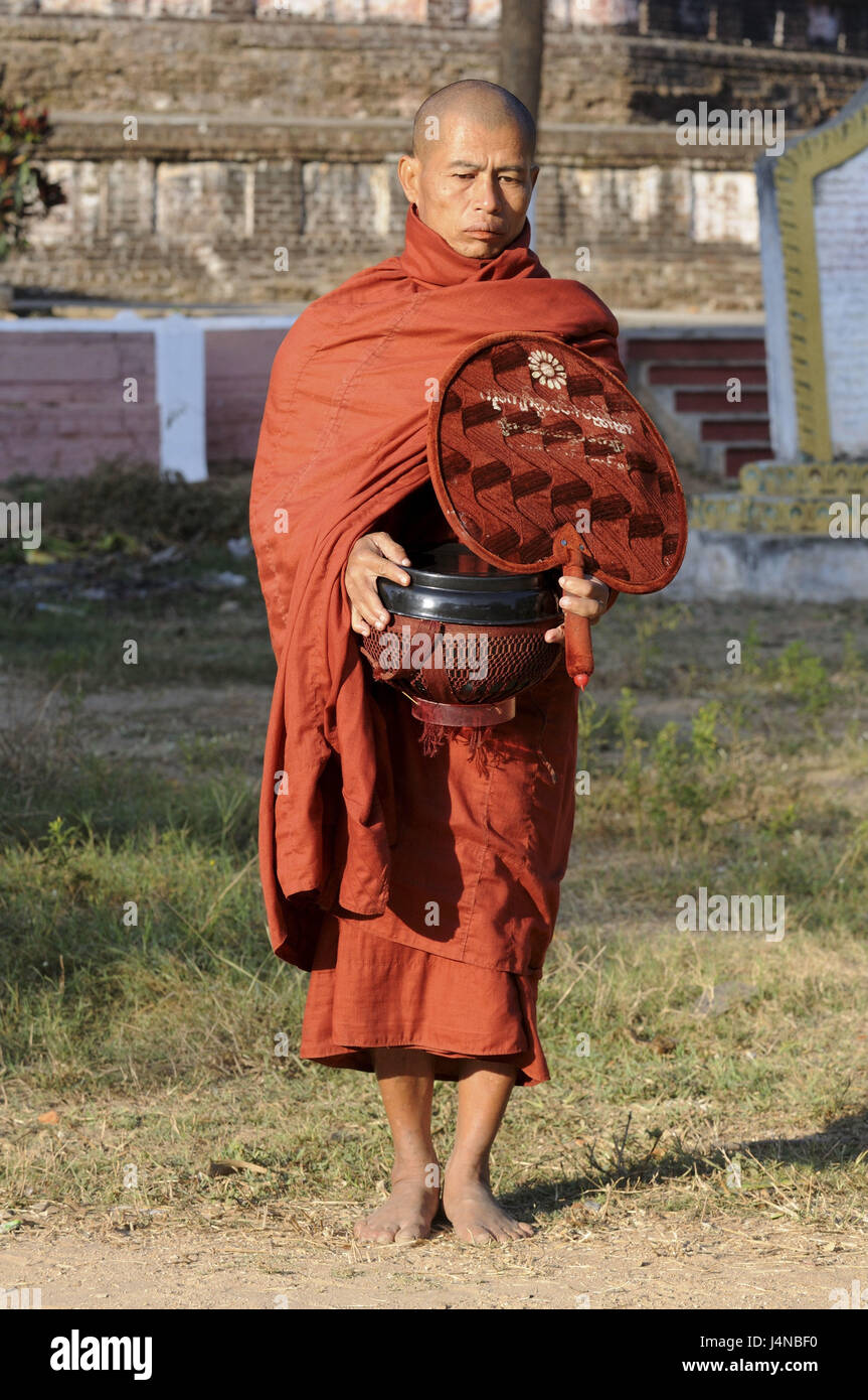 Monk, case, food, food, collect, Pyay, Myanmar Stock Photo - Alamy