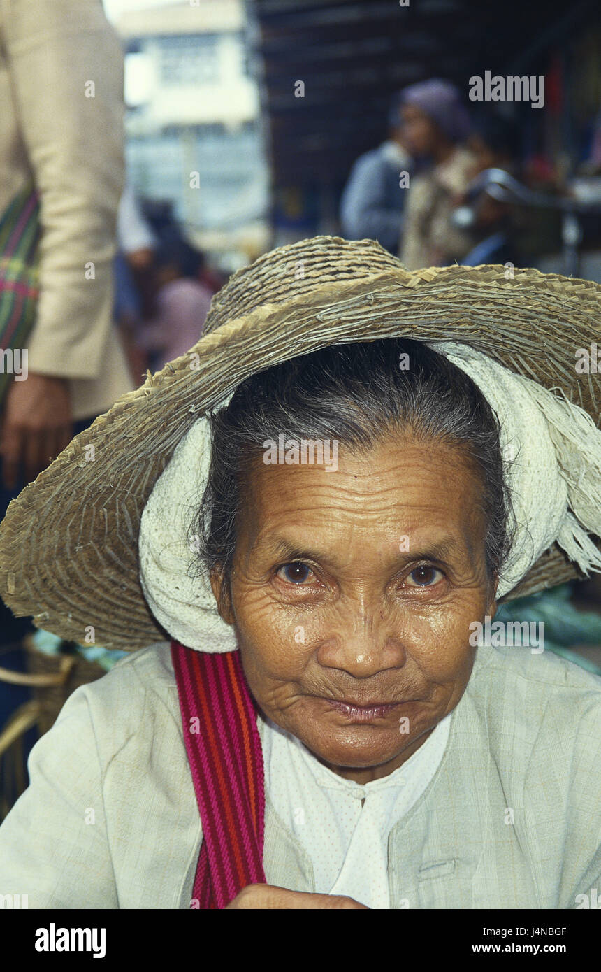 Old woman asia market hi-res stock photography and images - Alamy