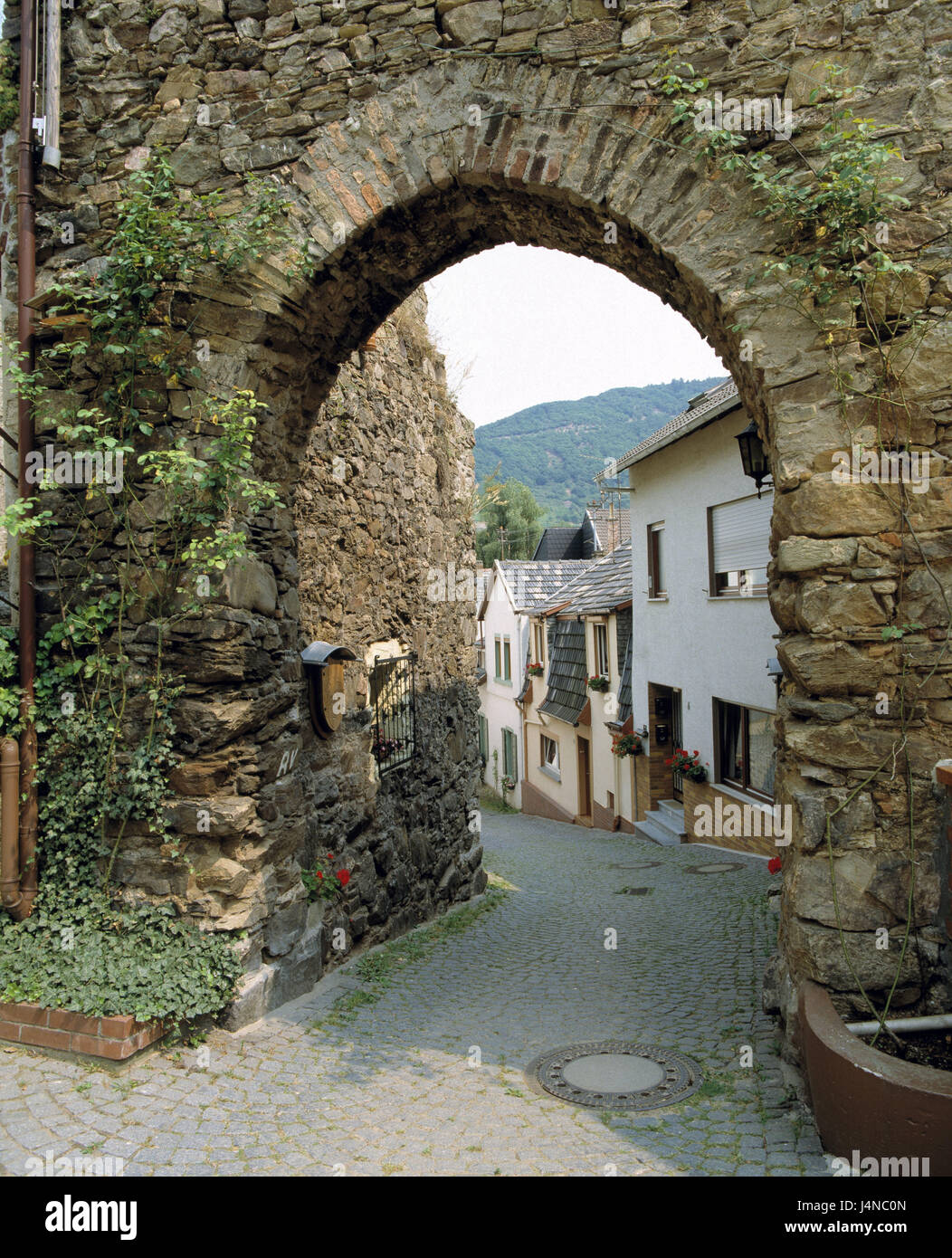 Germany, Rhineland-Palatinate, Trechtingshausen, town gate, archway ...
