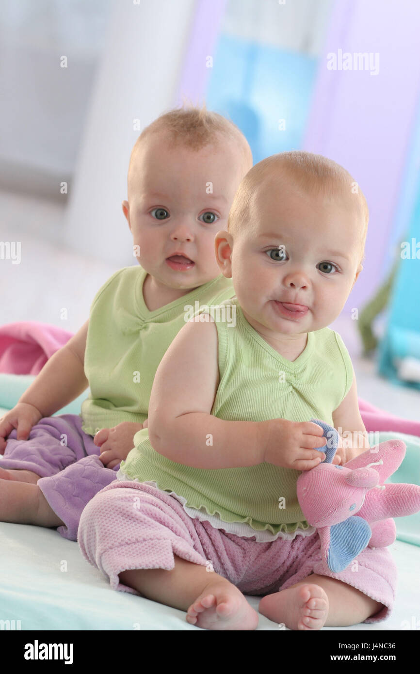 Blond twins hi-res stock photography and images - Alamy