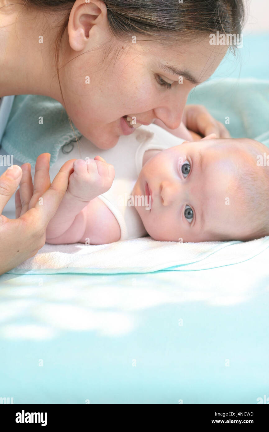 Baby, 4 months, mother, look Stock Photo - Alamy