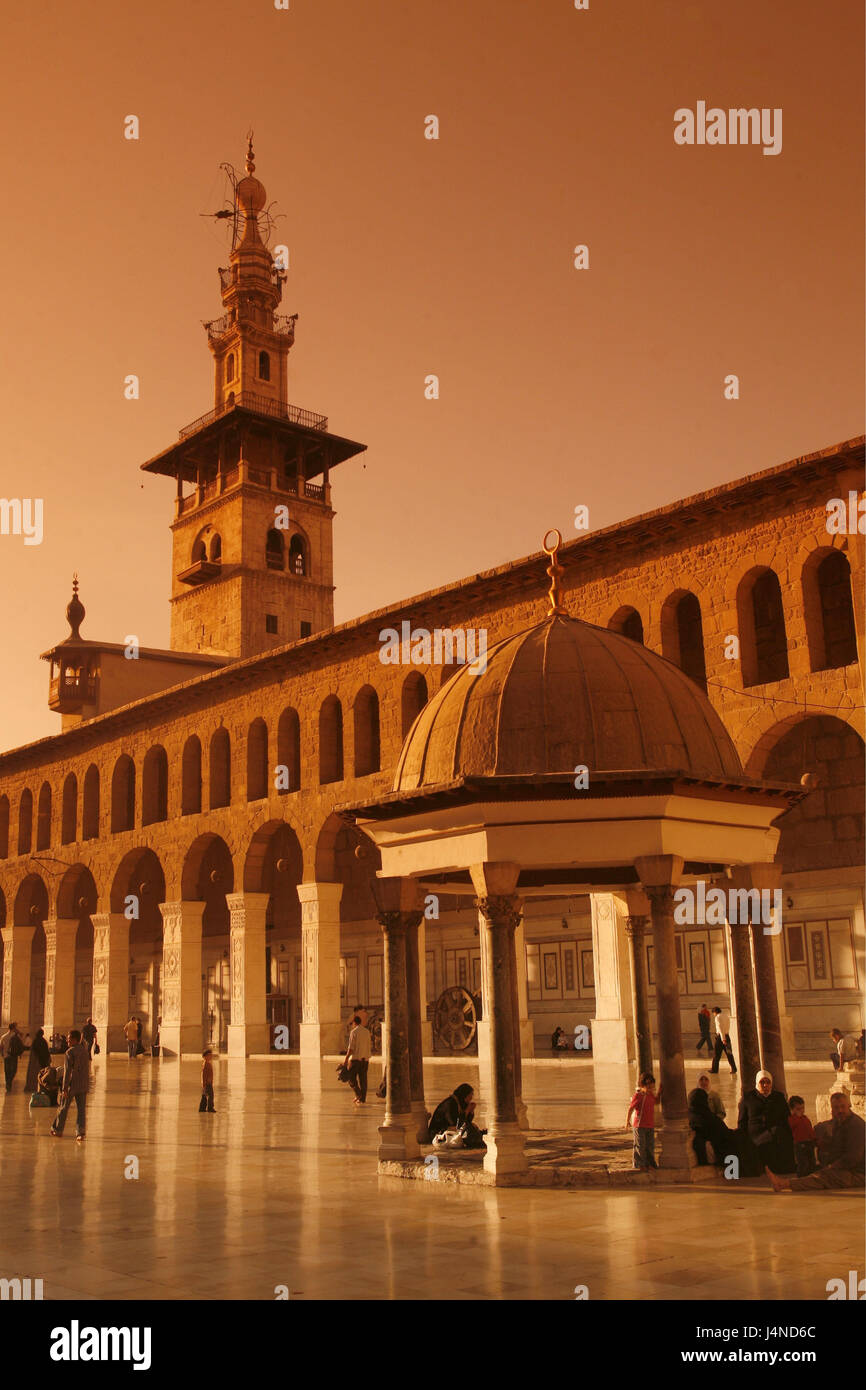 Syria, Damascus, Old Town, Umayyad mosque, inner courtyard, passer-by ...