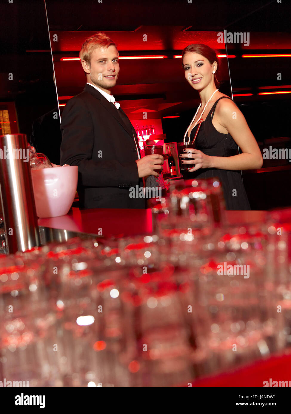Couple, young, cocktail bar Stock Photo - Alamy