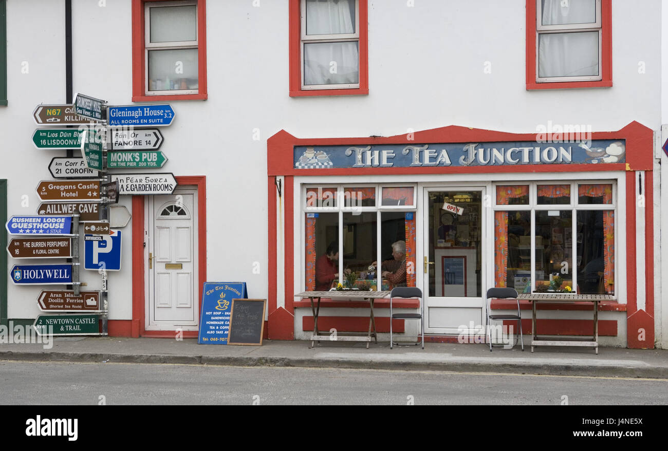 Outside irish bar hi-res stock photography and images - Alamy