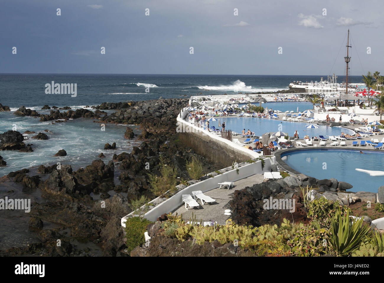 Spain, Tenerife, Puerto de la Cruz, bile coast, pool attachment ...
