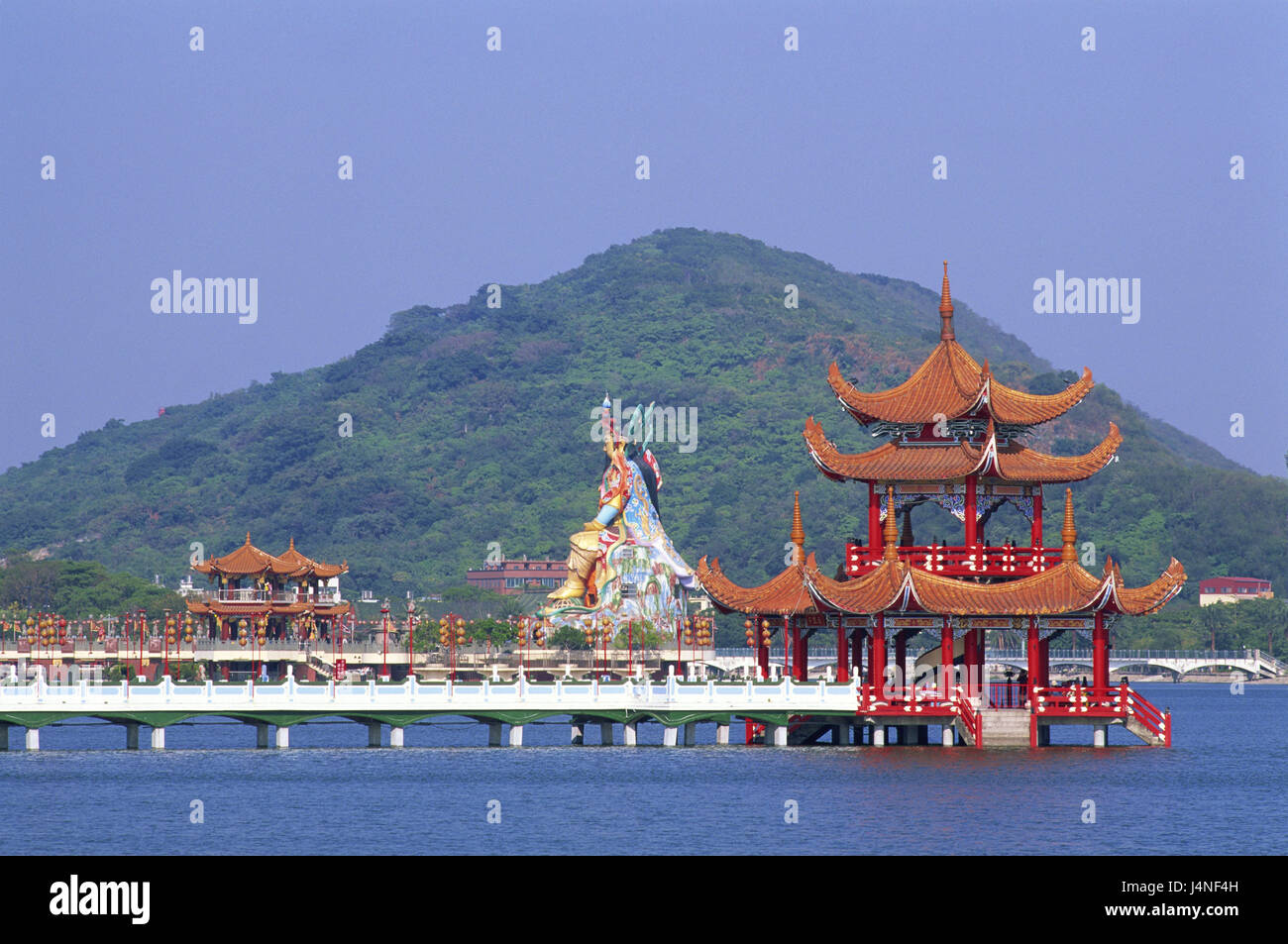 Taiwan, Kaohsiung, Lotussee, pavilions, statue, Xuan-tian-shang-di ...