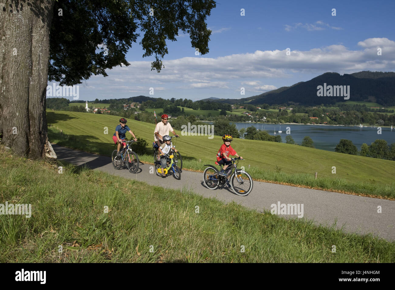 Country road, family, cycling tour, model released Stock Photo - Alamy