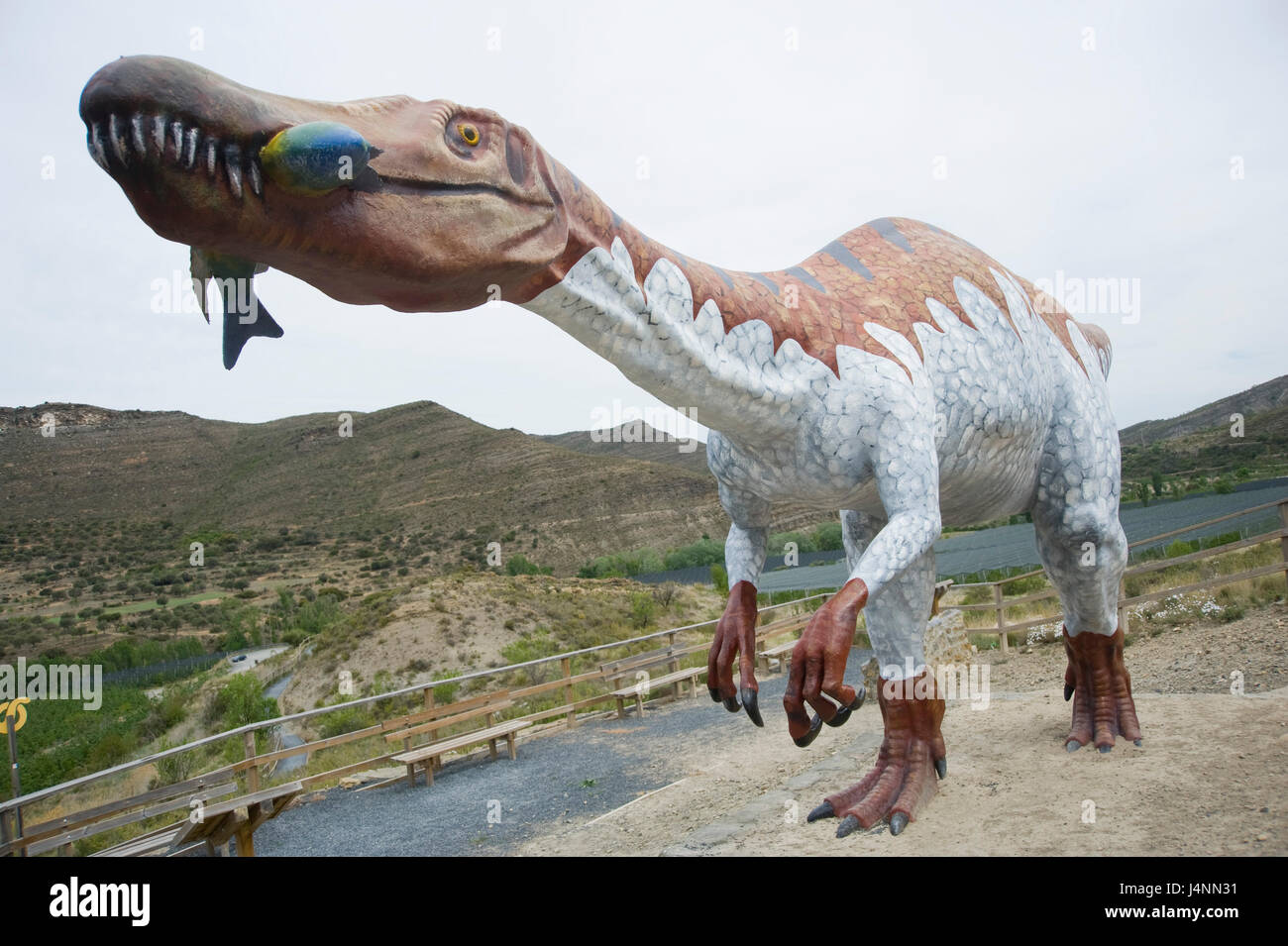 Life size replica of Baryonyx dinosaur eating fish. La Era del ...