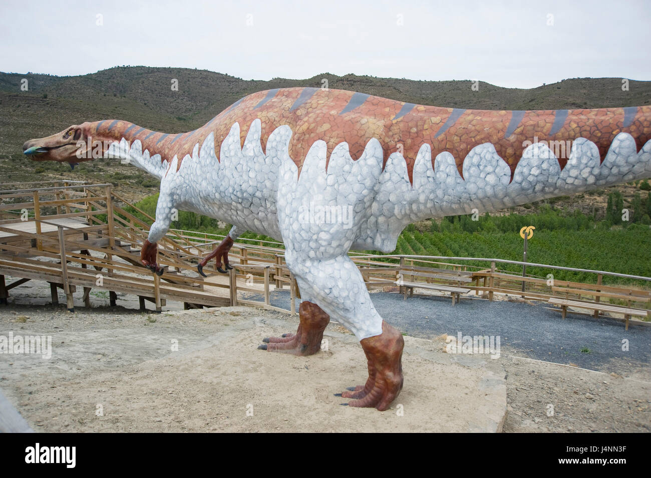 Life size replica of Baryonyx dinosaur eating fish. La Era del ...