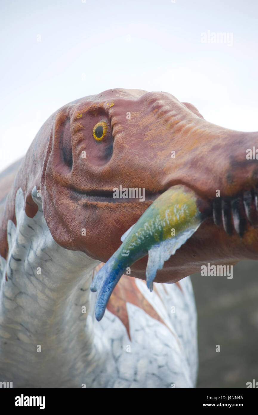 Life size replica of Baryonyx dinosaur eating fish. La Era del ...