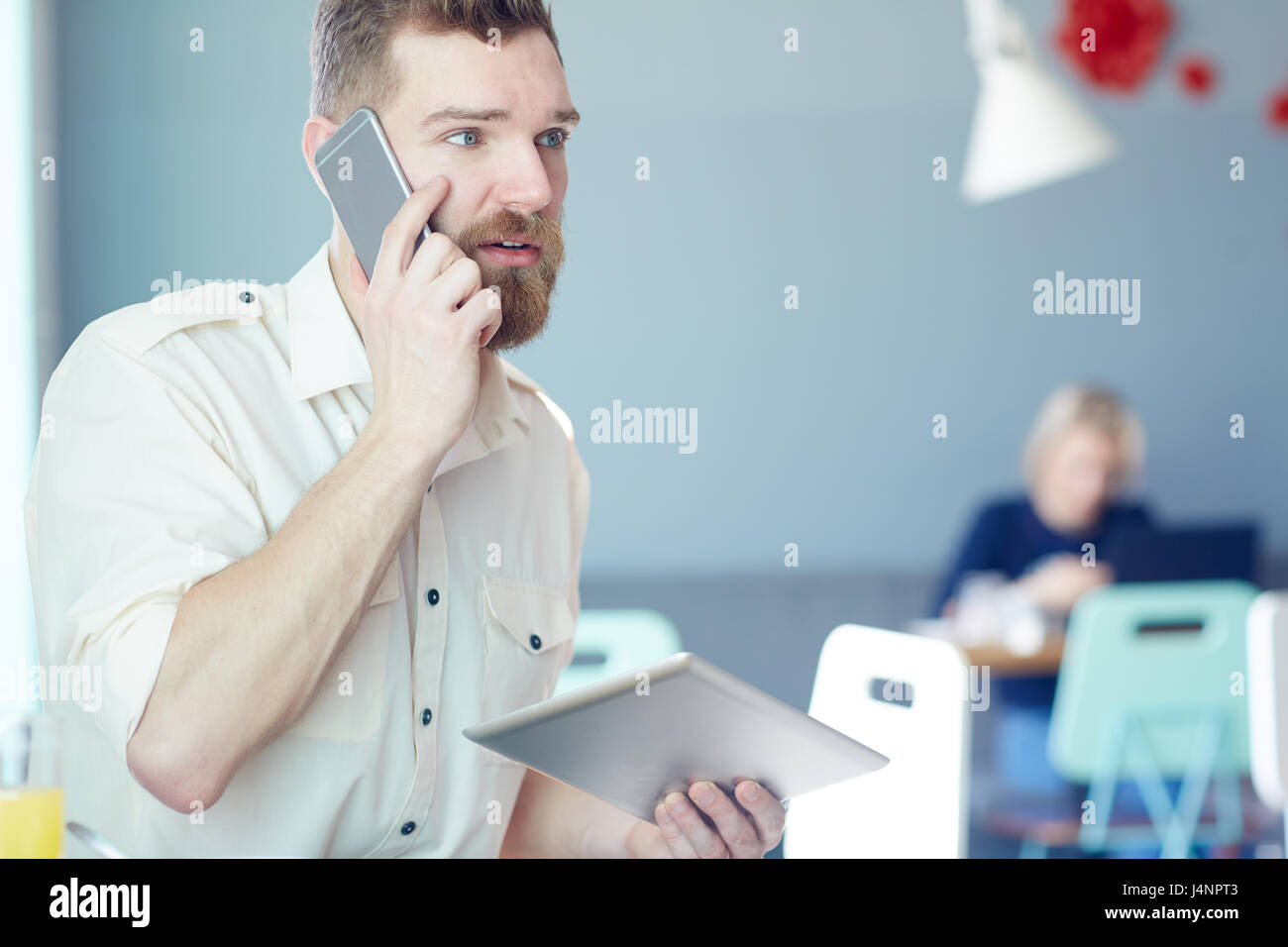 Mobile agent consulting client by cellphone Stock Photo - Alamy