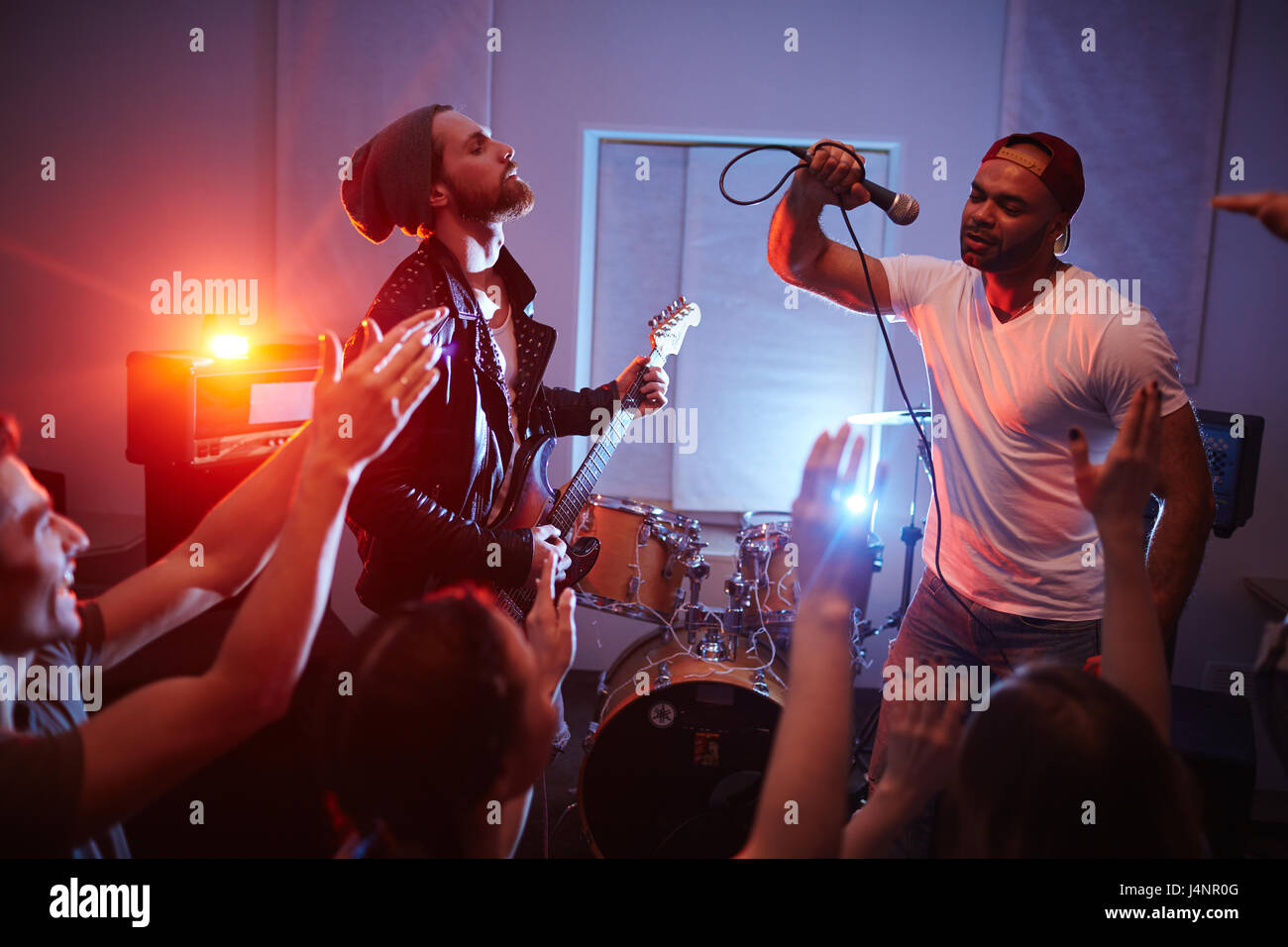 Crowd cheering hi-res stock photography and images - Alamy