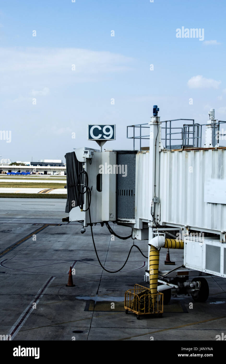 Airport gate hi-res stock photography and images - Alamy
