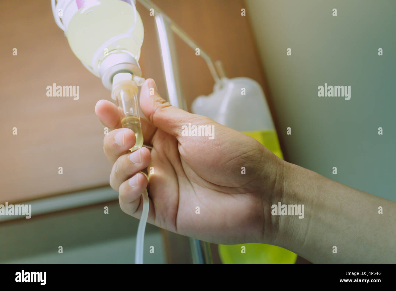 Saline iv hi-res stock photography and images - Alamy