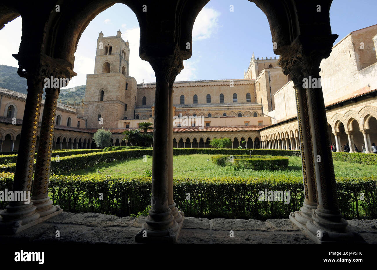Cloister court garden hi-res stock photography and images - Alamy
