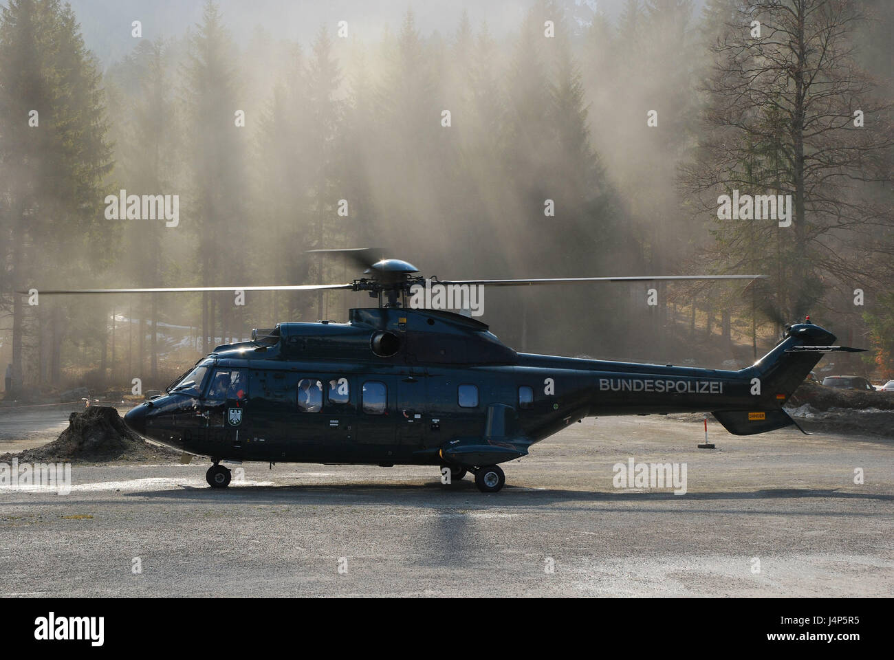 Aerospatiale sat 330 pumas hi-res stock photography and images - Alamy