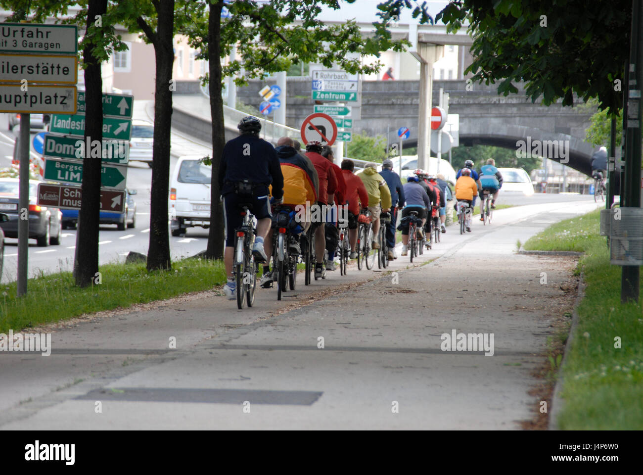 Austria, Upper Austria, Linz, cycle track, cyclist, one after the other ...