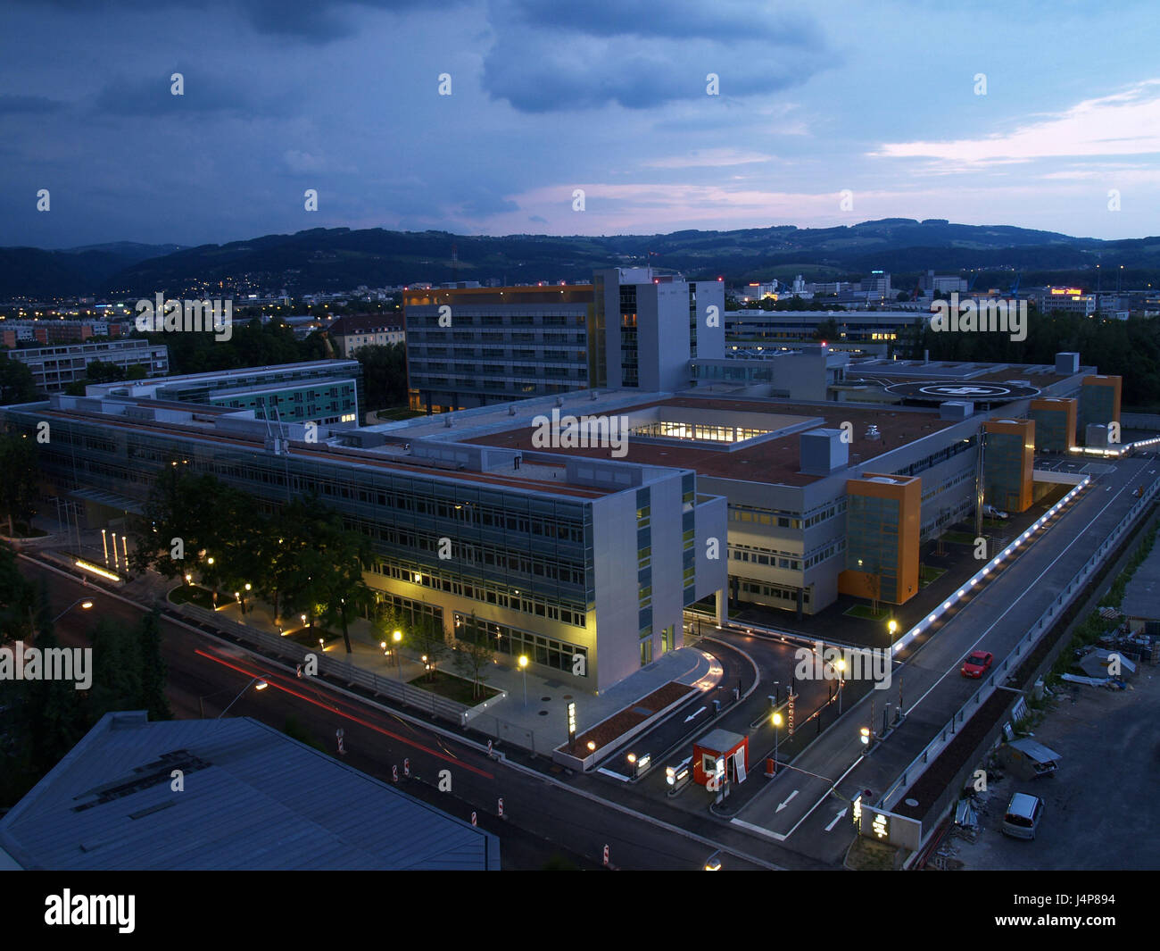 Austria, Upper Austria, Linz, casualty hospital, dusk, town ...