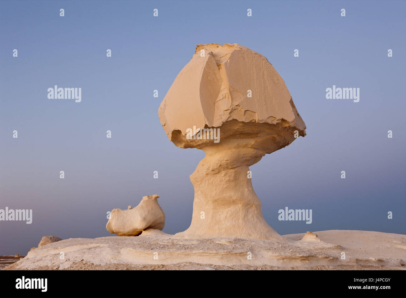 White desert national park egypt hi-res stock photography and images ...