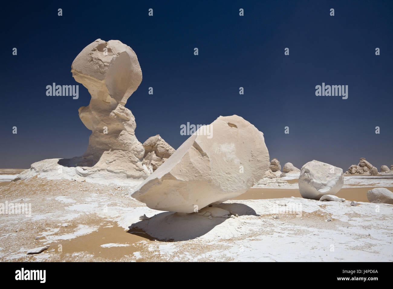 White desert egypt limestone hi-res stock photography and images - Alamy